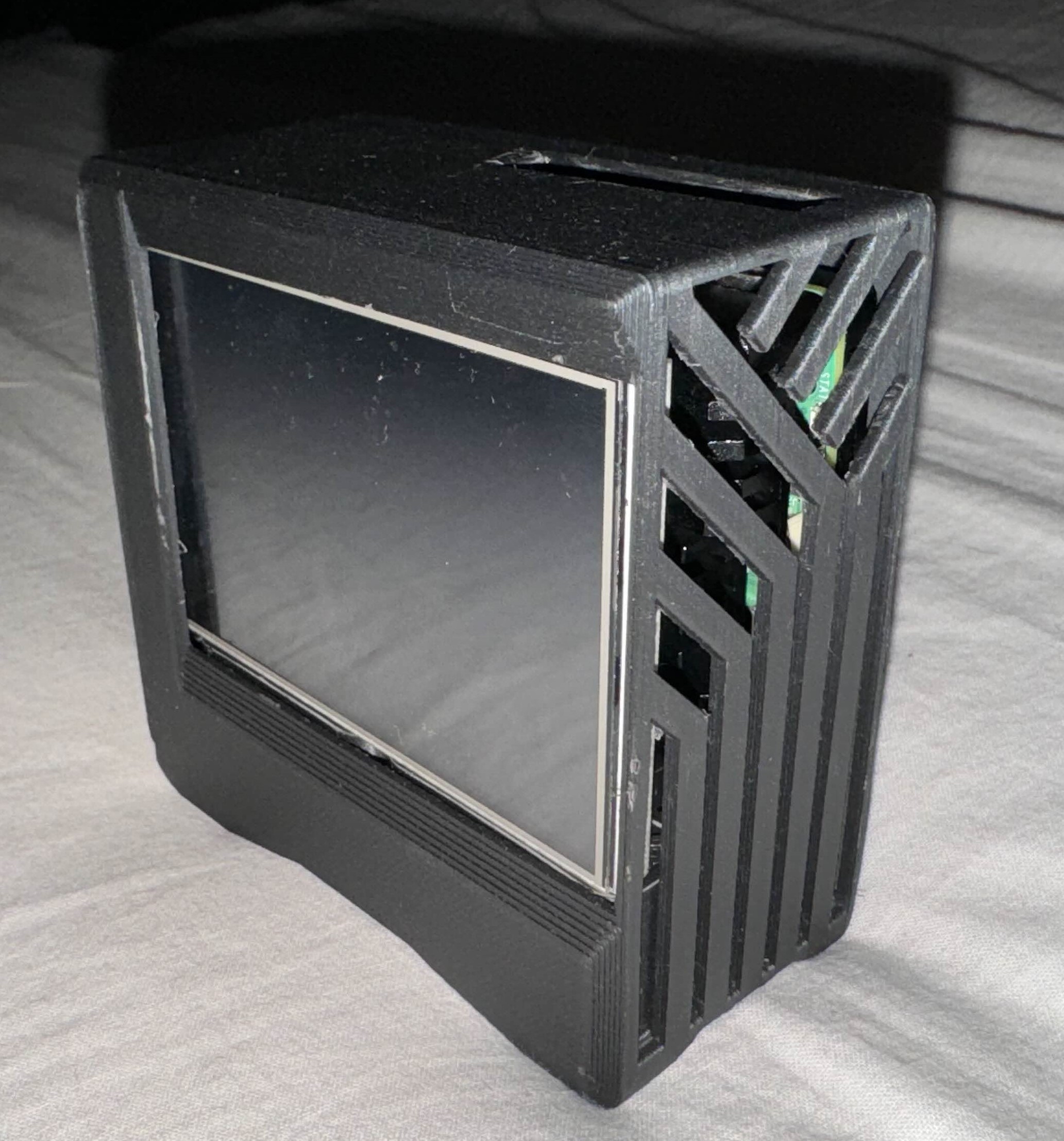 RPI case with touchscreen opening por lucas consen | Descargar modelo ...