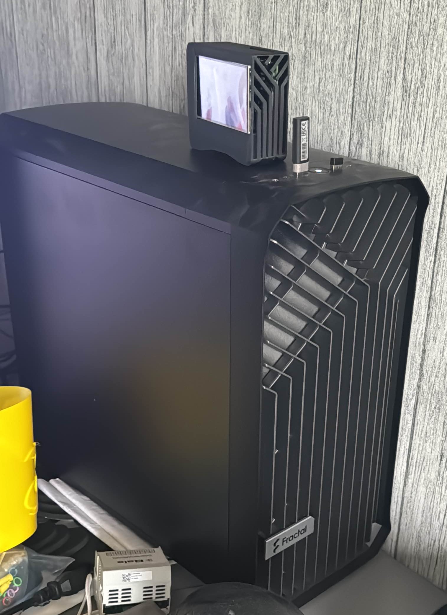 RPI case with touchscreen opening por lucas consen | Descargar modelo ...