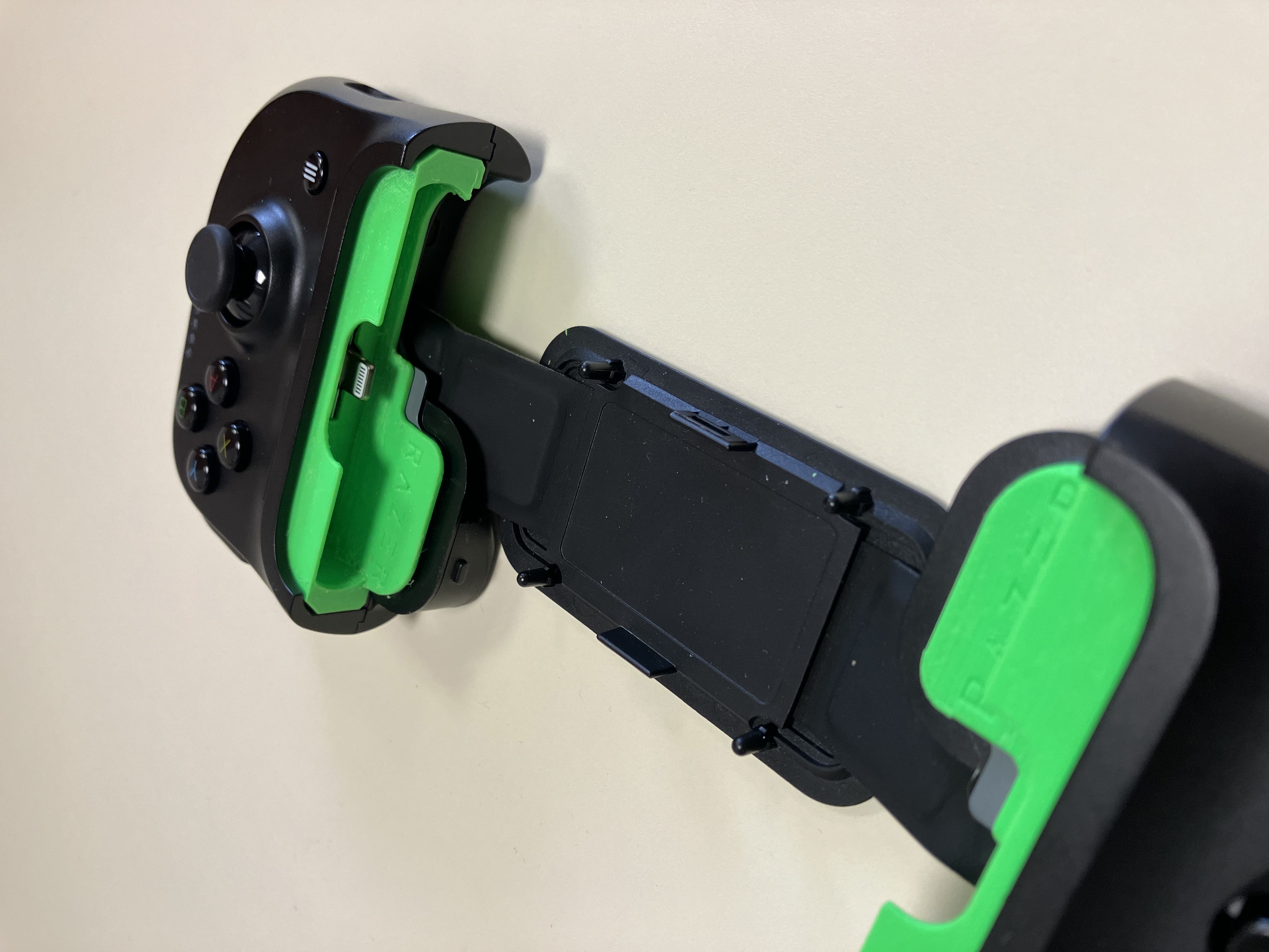 RAZER KISHI V1 iPhone SE 3rd gen with case inserts by Martin Wetter | Download free STL model ...