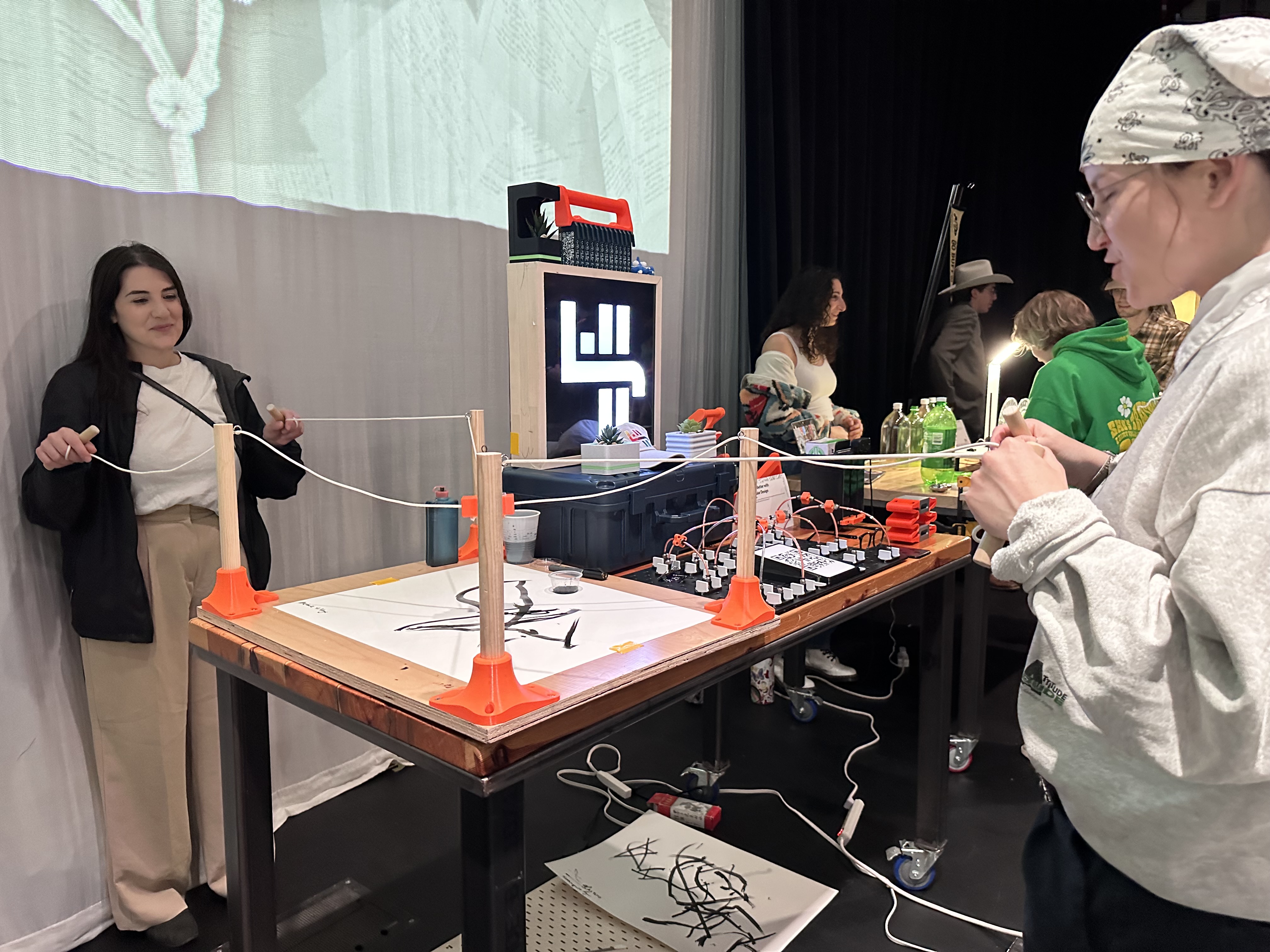 Cooperative Drawing Machine par Line Arc Line | Téléchargez ...