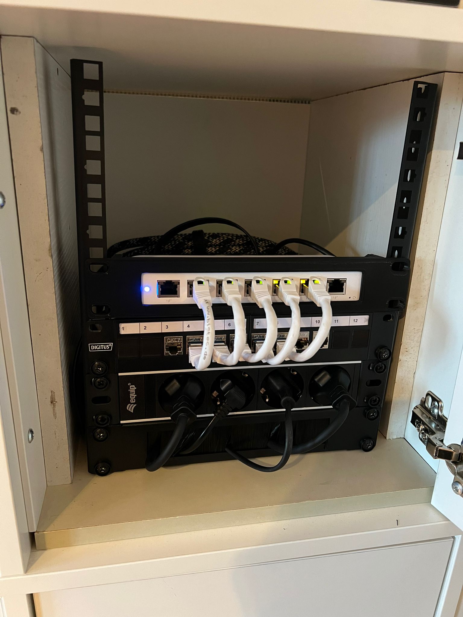 Unifi USW-Ultra 10-inch rack mount by Maurício Pessoa | Download free ...