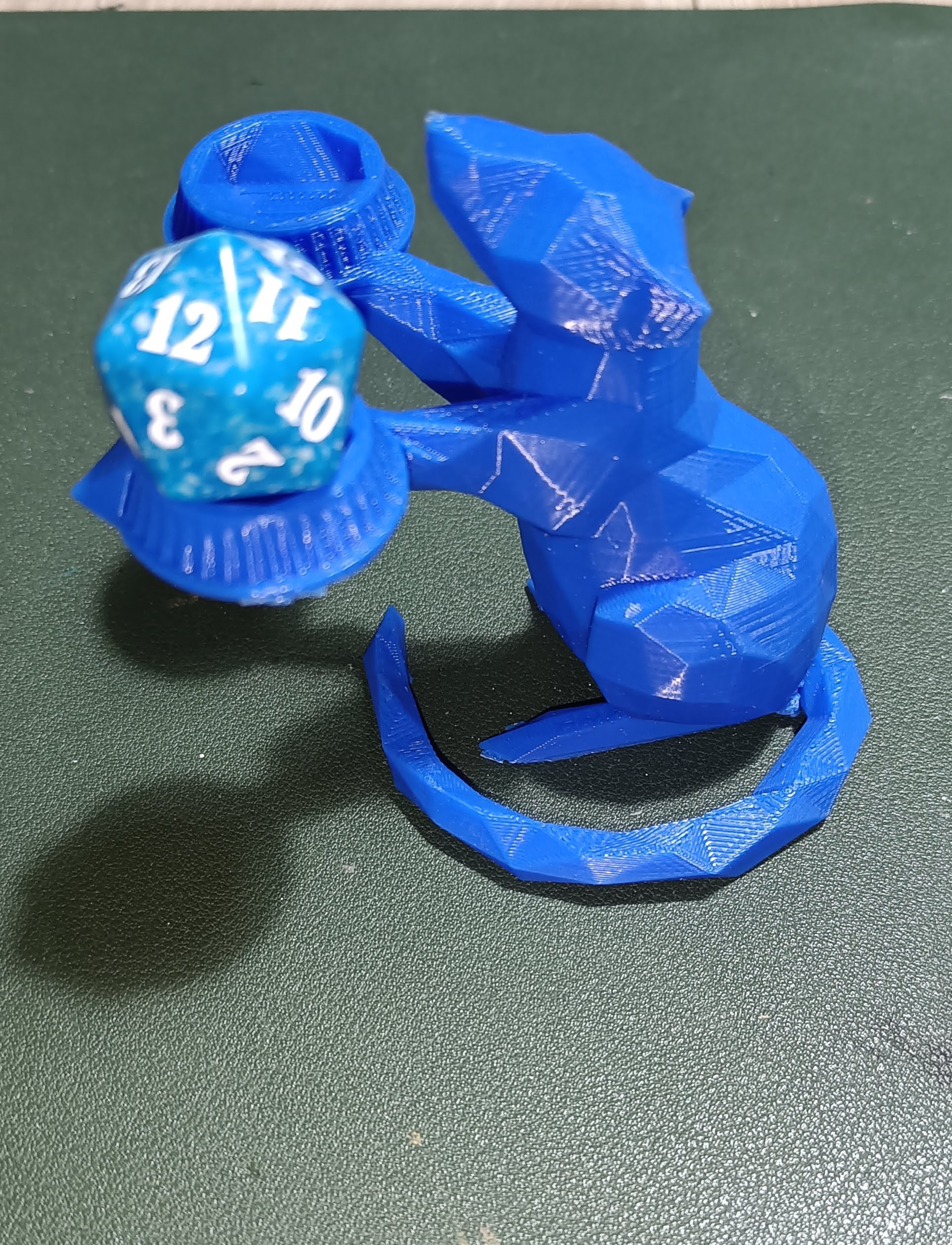 Valentino The Rat holding dice counters por Shadamarshan | Descargar ...