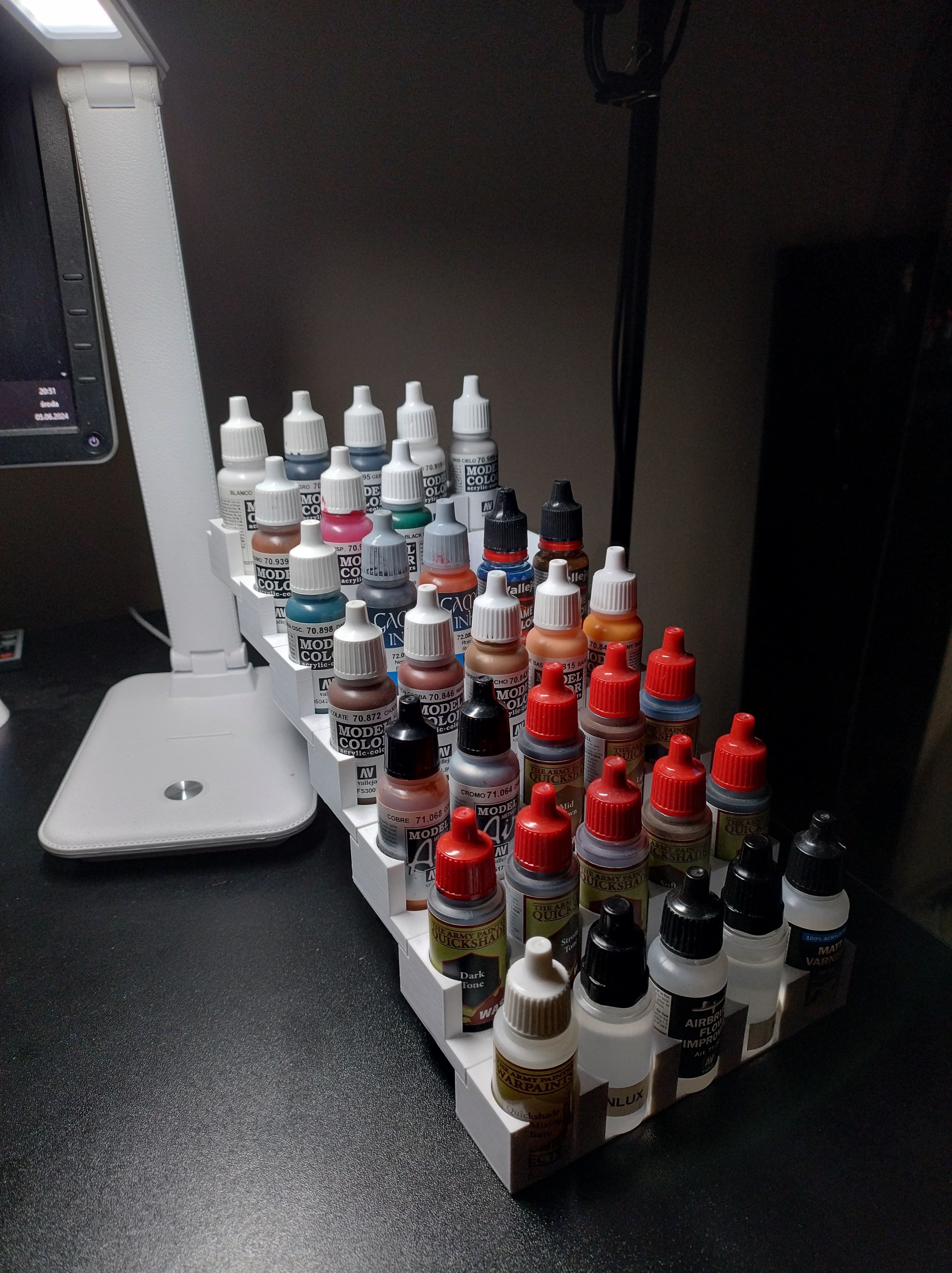 Vallejo modular paint holder (no supports) by Michal | Download free ...