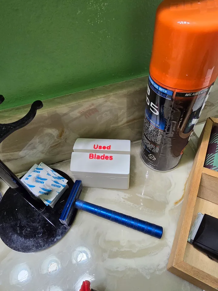 Safety Razor Blade Disposal Box by Tinwhistler | Download free STL ...