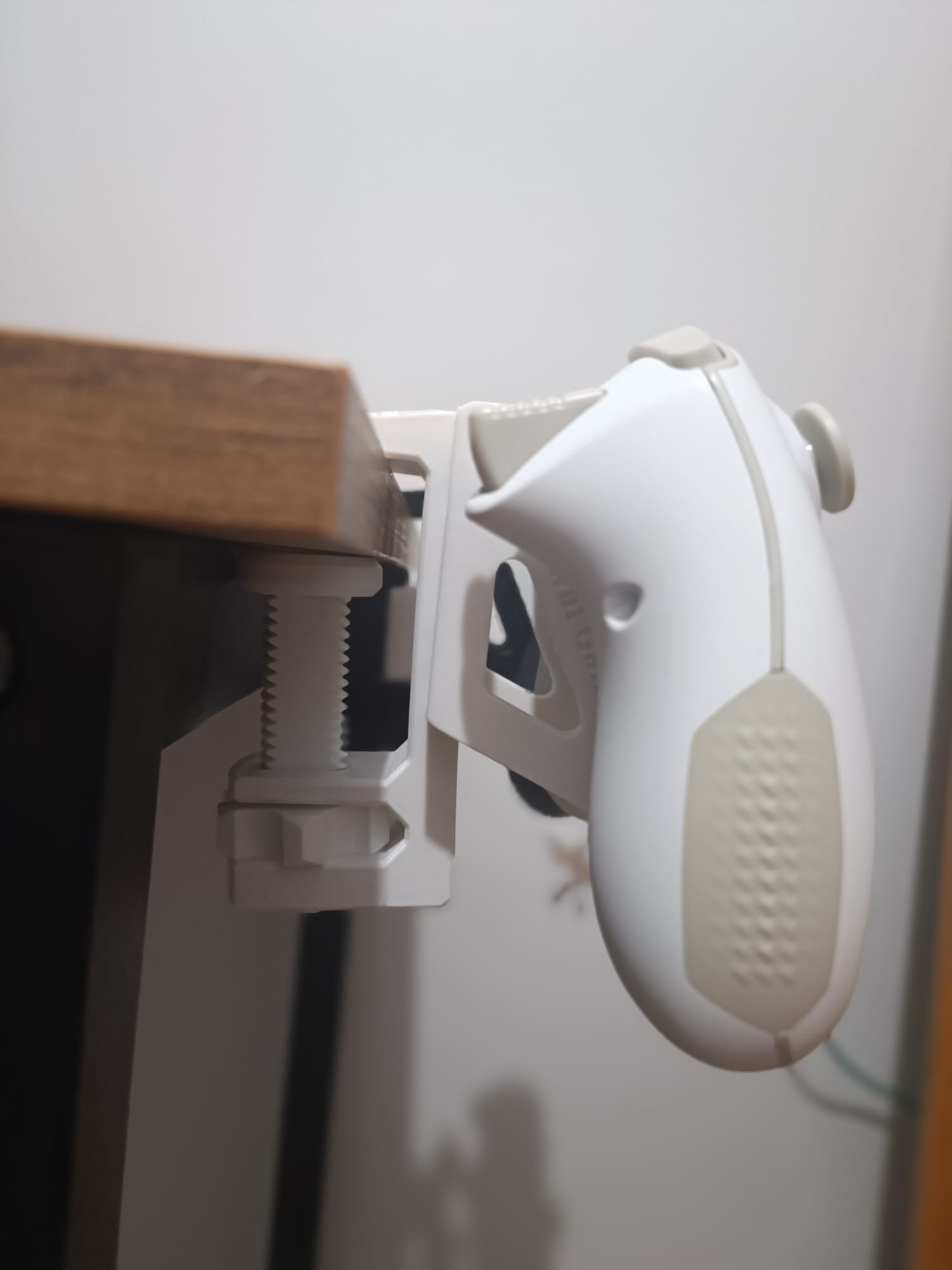 Gamepad Holder with clamp by saam koyasnal | Download free STL model ...