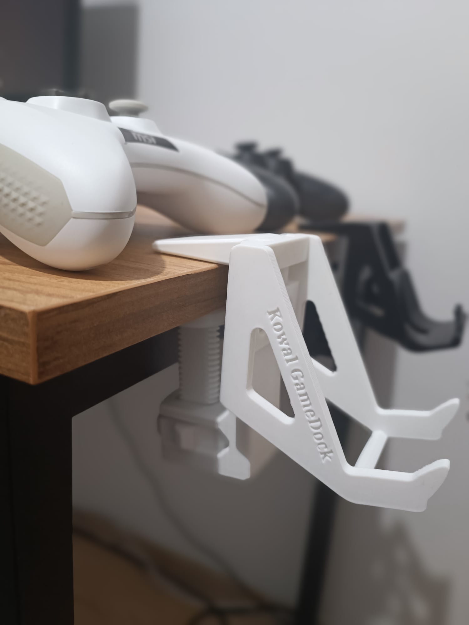 Gamepad Holder with clamp by saam koyasnal | Download free STL model ...