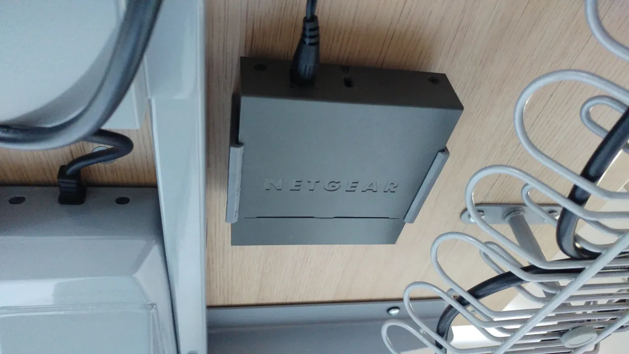 Netgear GS305 switch under-desk mount by Guillaume Gendron | Download ...