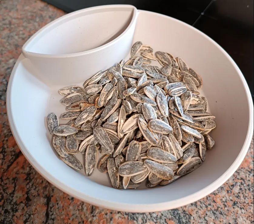 Sunflower Seed/Pistachio bowl (Pipas y Pistachos) by MakerzingerXYZ ...
