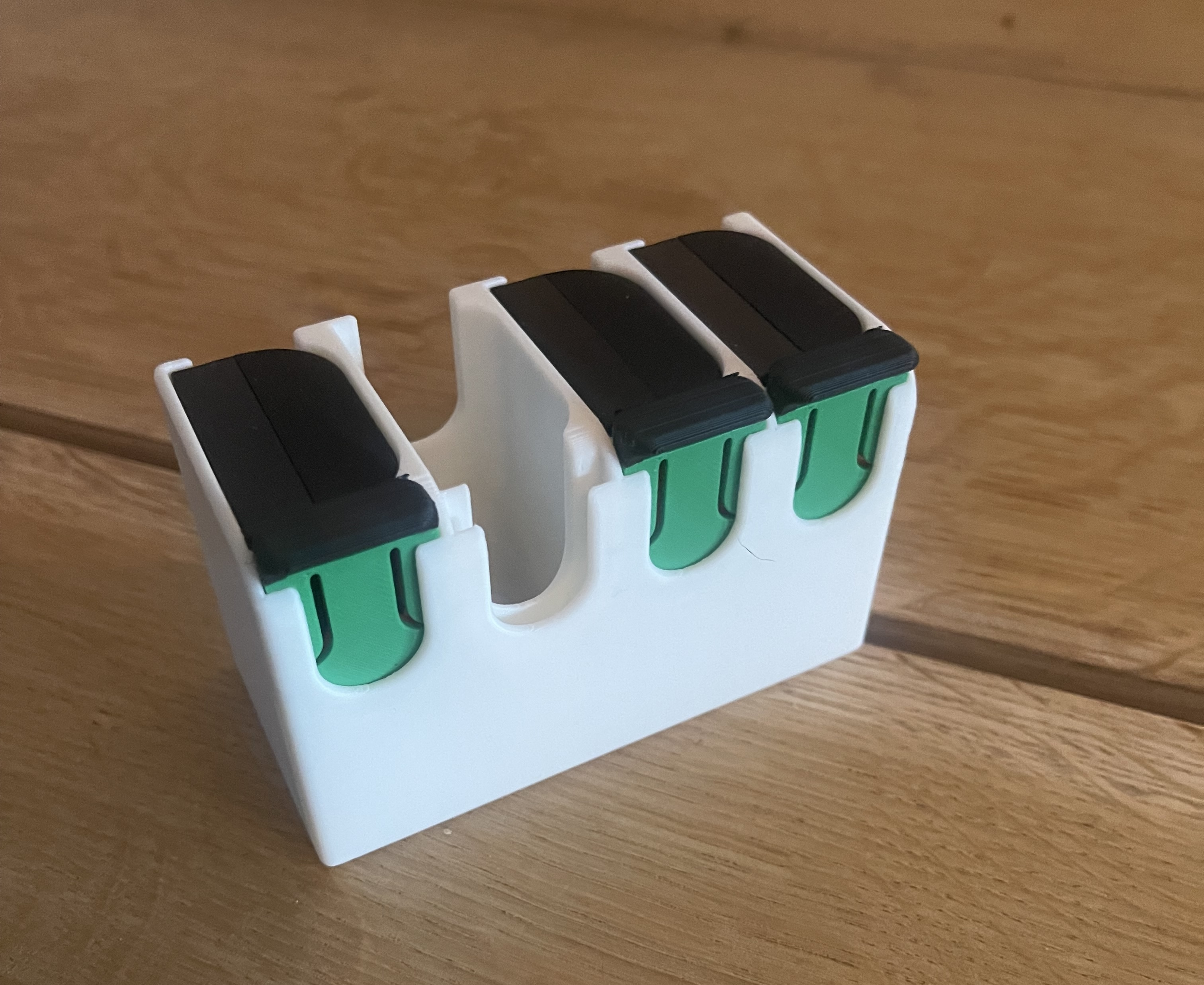 LP-E6 Battery case with charge indicator by Skovby | Download free STL ...