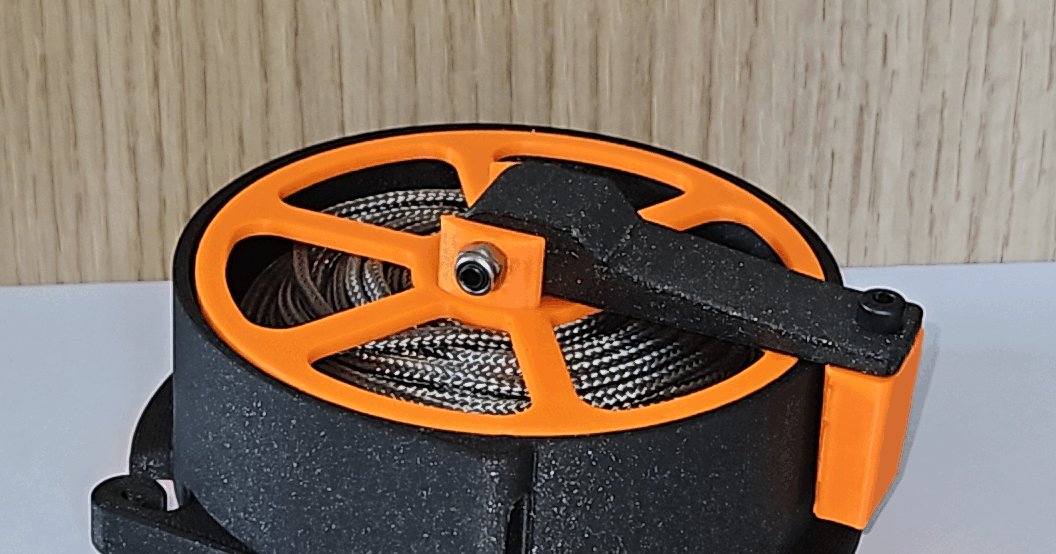 Retractable and locking paracord spool with built-in storage for ...