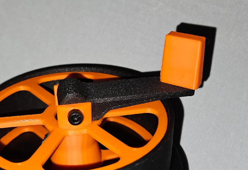 Retractable and locking paracord spool with built-in storage for ...