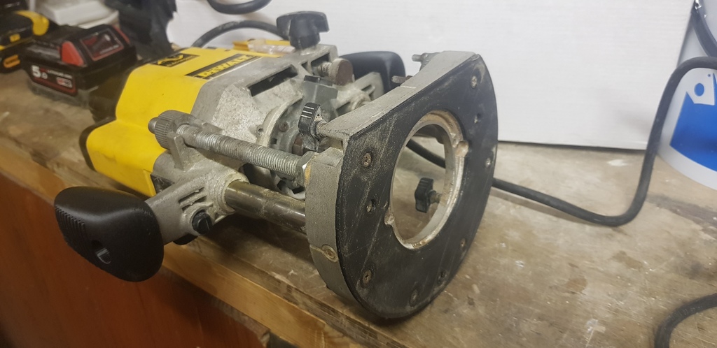 Dewalt DW625E Handles and base plate por Dirty Bassett | Descargar ...
