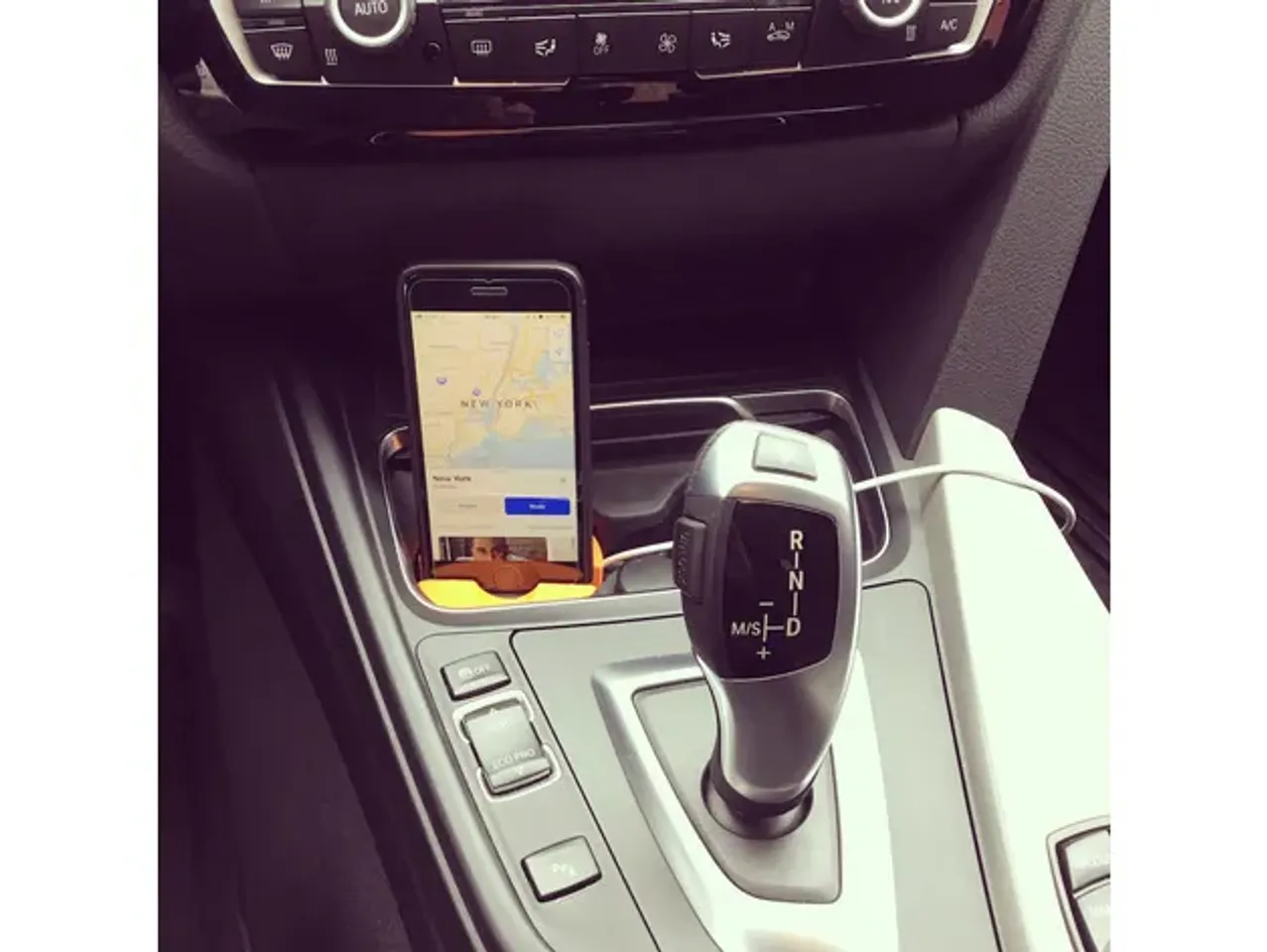 iPhone Phone Stand Cupholder BMW F30 F20 von Opulius Kostenloses STL Modell herunterladen Printables