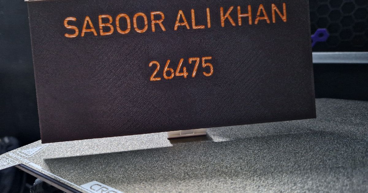 Print in Place nameplate with folding hinge stand por Saboor Khan ...