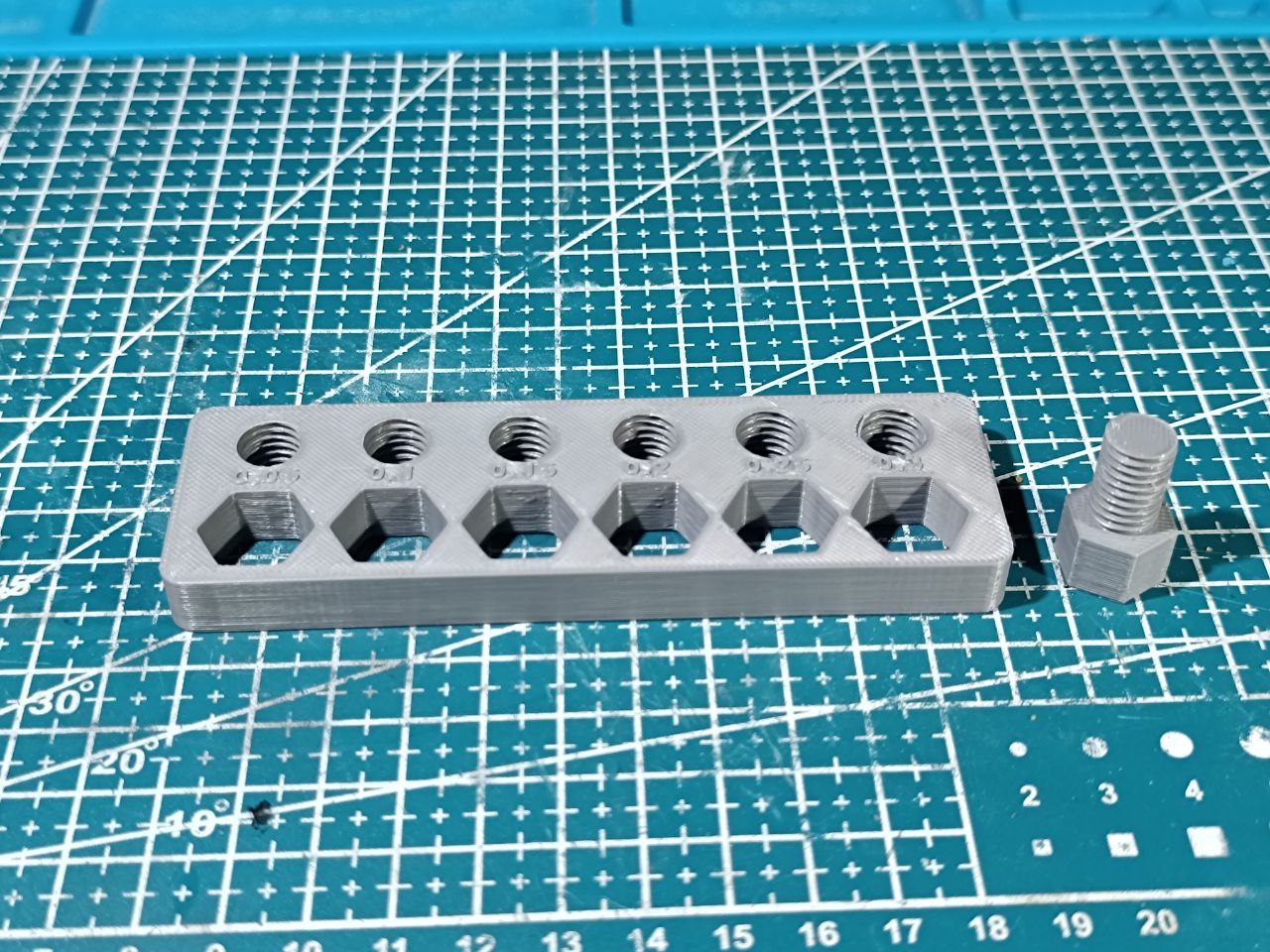 Thread and shape tolerance test by CosyMaker79 | Download free STL ...