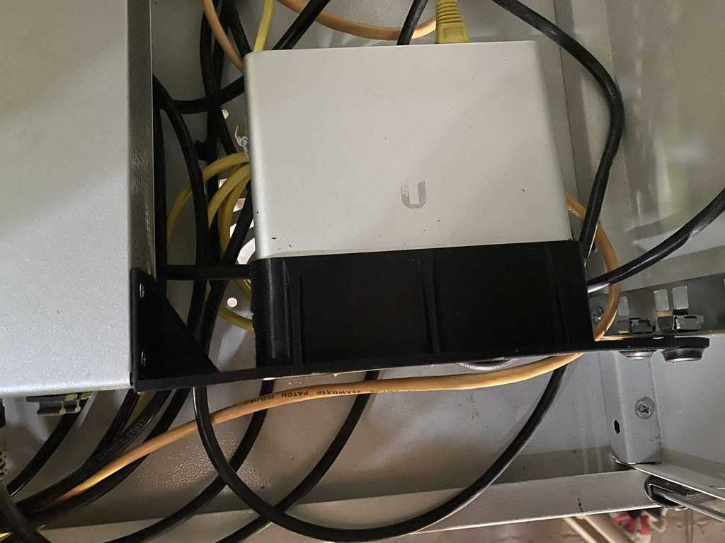 UniFi Cloud Key Gen 2 19" Rack Holder (Switch Mount) by Freddy ...