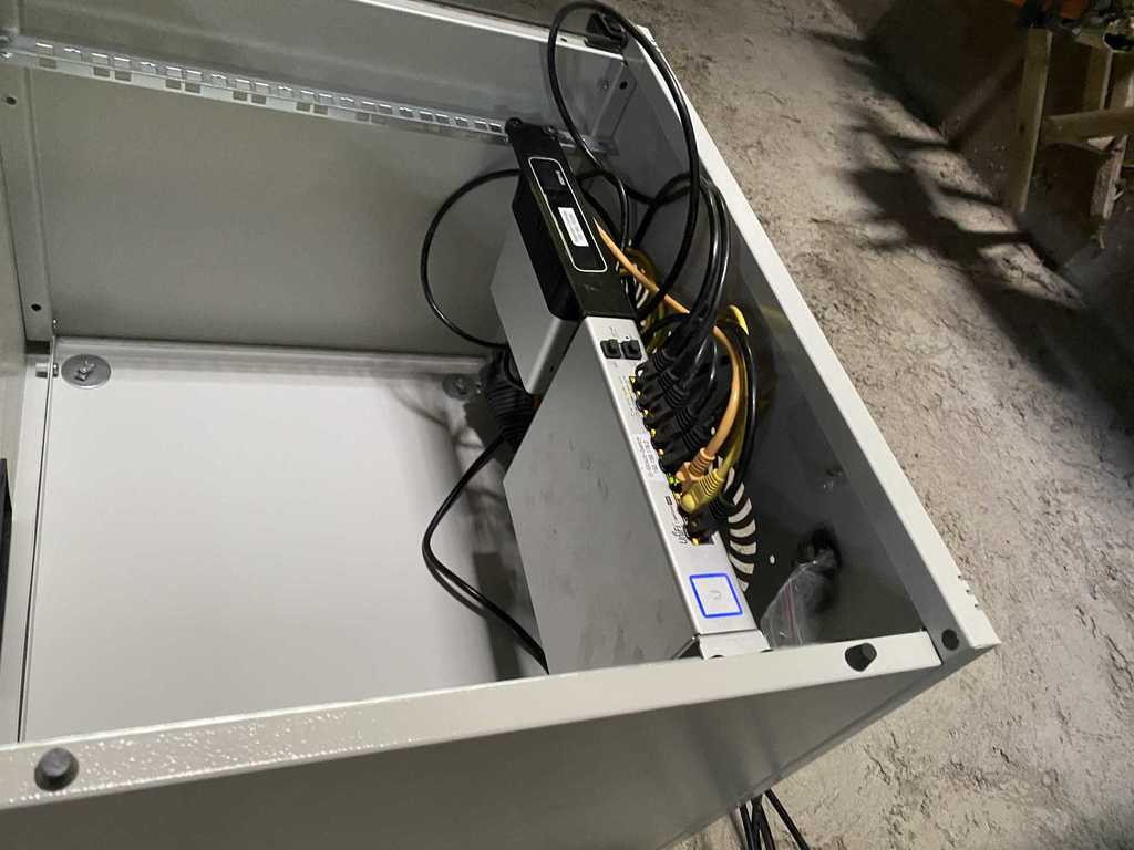 UniFi Cloud Key Gen 2 19" Rack Holder (Switch Mount) by Freddy ...