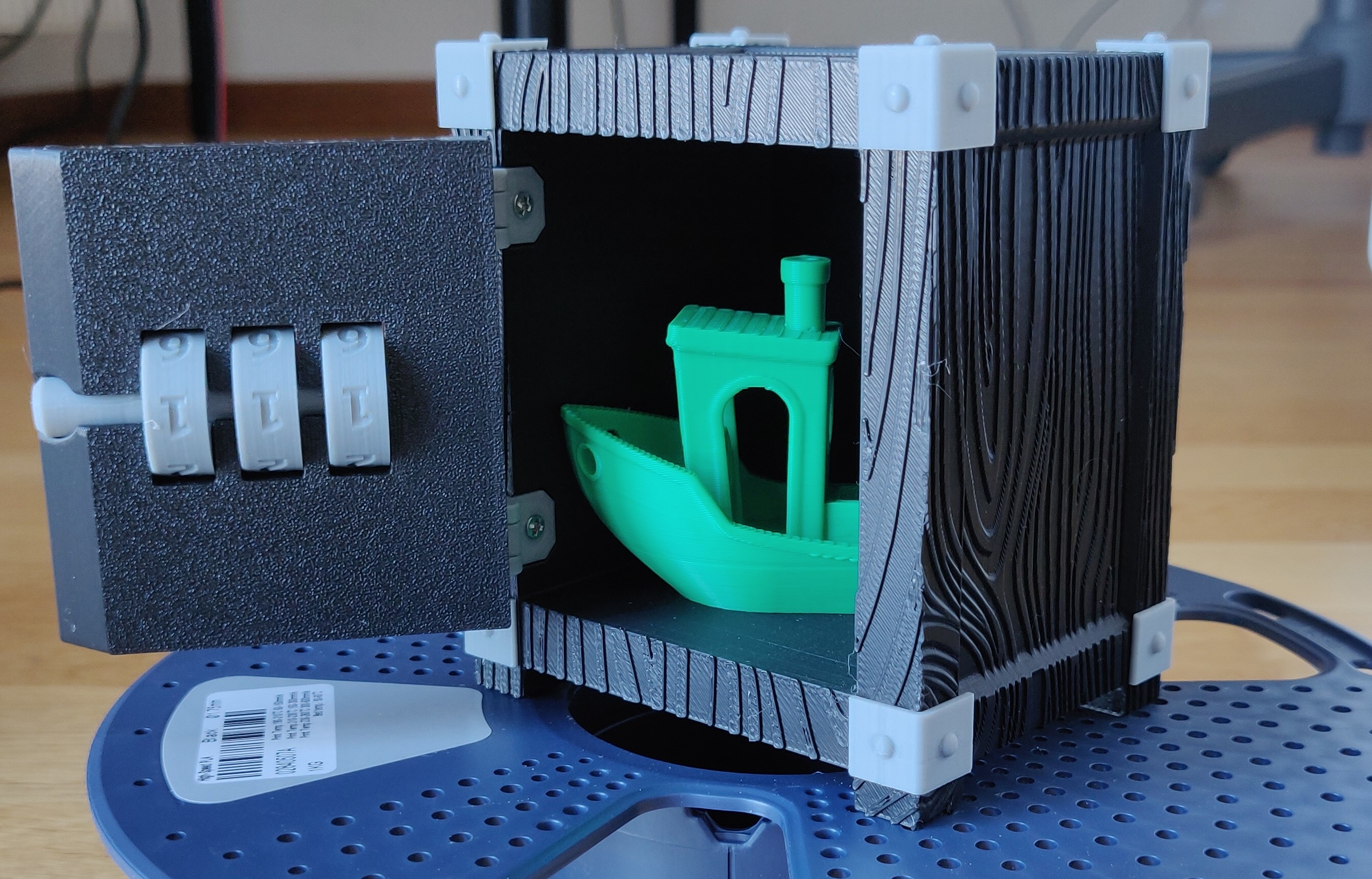 Mini Safe - With wood grain by LAYER SHIFT | Printables Store